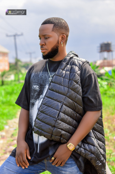 XuX ⚜ Online songs and bio of the artist — mdundo.com