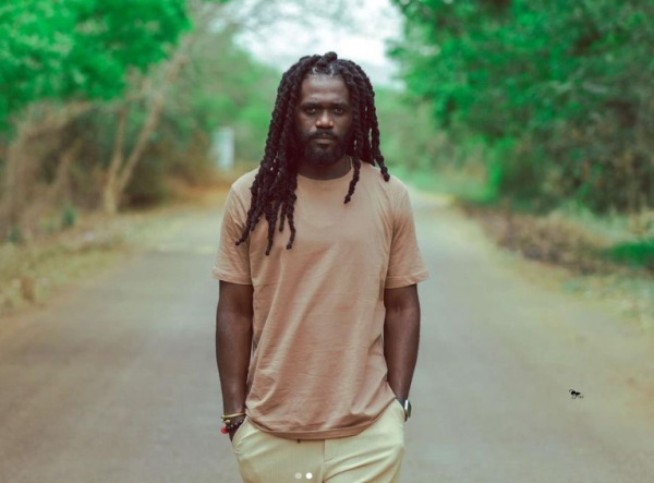 Can I Live (Live) by Ayisi ⚜ Download or listen online — mdundo.com